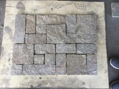 Chine Tuiles naturelles de granit de granit de dalle de revêtement jaune de mur pour la décoration L pierre angulaire de mur à vendre