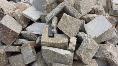 Chine Tuiles naturelles de granit de granit de dalle de revêtement jaune de mur pour la décoration L pierre angulaire de mur à vendre
