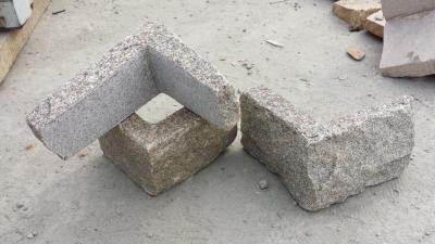 Chine Tuiles naturelles de granit de granit de dalle de revêtement jaune de mur pour la décoration L pierre angulaire de mur à vendre