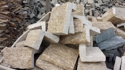 Chine Pierre angulaire de granit de soutènement de mur de revêtement de granit de mur en pierre naturel jaune de Backsplash à vendre