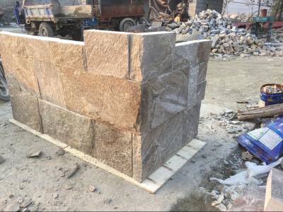Chine Pierre angulaire de granit de soutènement de mur de revêtement de granit de mur en pierre naturel jaune de Backsplash à vendre