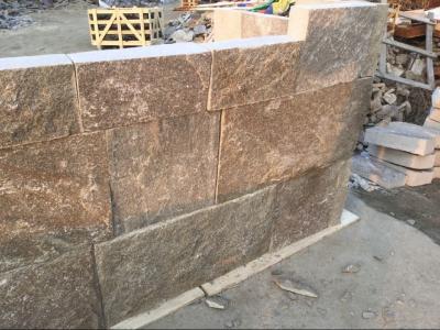 Chine Pierre angulaire de granit de soutènement de mur de revêtement de granit de mur en pierre naturel jaune de Backsplash à vendre