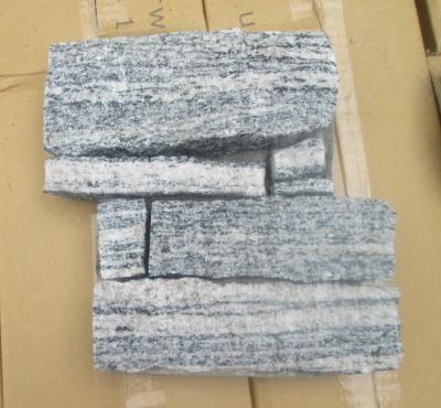 Chine Pierre grise nuageuse de culture de granit, pierre empilée par granit cimentée, revêtement naturel de pierre de Z pour le mur à vendre