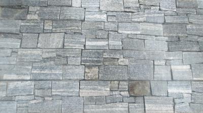 Chine Pierre grise nuageuse de culture de granit, pierre empilée par granit cimentée, revêtement naturel de pierre de Z pour le mur à vendre