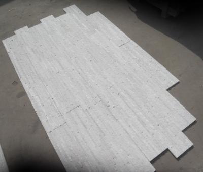 Chine Placage en pierre mince de quartzite de neige de forme blanche de cascade, quartzite blanche superbe Ledgestone, panneau en pierre à vendre