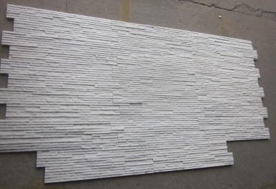 Chine Placage en pierre mince de quartzite de neige de forme blanche de cascade, quartzite blanche superbe Ledgestone, panneau en pierre à vendre