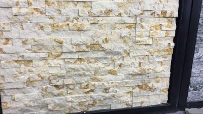 Chine Pierre de culture de marbre d'or blanc, Ledgestone de marbre naturel, panneau en pierre extérieur, placage en pierre d'intérieur à vendre