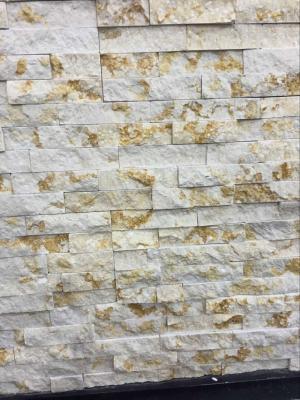 Chine Pierre de culture de marbre d'or blanc, Ledgestone de marbre naturel, panneau en pierre extérieur, placage en pierre d'intérieur à vendre