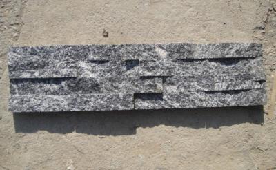 Chine Pierre gris-foncé de culture de granit, placage en pierre empilé d'intérieur, mur en pierre extérieur de revêtement à vendre