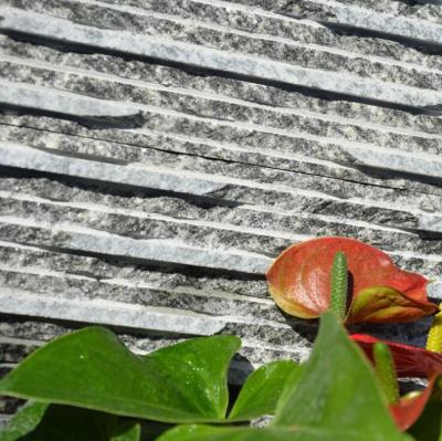 Chine Panneaux en pierre de marbre noirs, forme noire Ledgestone, panneaux de mur de marbre, revêtement en pierre noir de cascade d'onyx à vendre