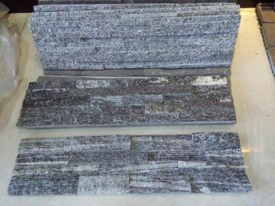 Chine Revêtement gris-foncé de pierre de granit, panneaux en pierre extérieurs/d'intérieur de granit de pierre naturelle de culture, pierre empilée à vendre