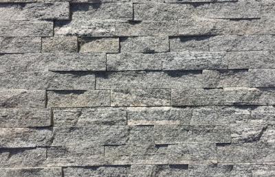 Chine Revêtement gris-foncé de pierre de granit, panneaux en pierre extérieurs/d'intérieur de granit de pierre naturelle de culture, pierre empilée à vendre