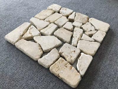 Chine Le travertin beige a engrené la dalle, pierre aléatoire sur le filet, passage couvert de dalle, machines à paver engrenées à vendre