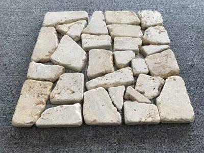 Chine Le travertin beige a engrené la dalle, pierre aléatoire sur le filet, passage couvert de dalle, machines à paver engrenées à vendre