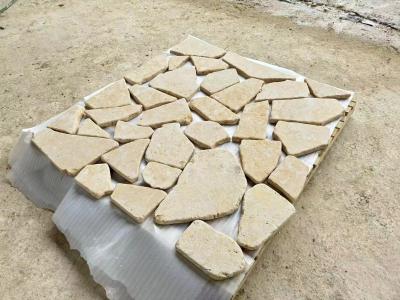 Chine Beige Limestone Tumbled Flagstone Wall Cladding,Random Stone Walkway,Natural Limestone Flagstone Paving Stone,Limestone Random Stone Patios à vendre