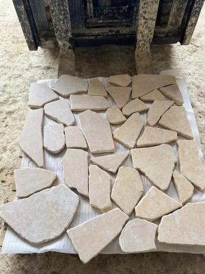 Chine Beige Limestone Tumbled Flagstone Wall Cladding,Random Stone Walkway,Natural Limestone Flagstone Paving Stone,Limestone Random Stone Patios à vendre