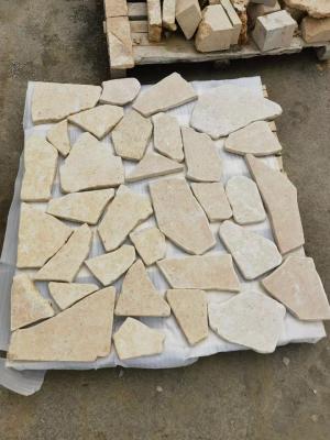 Chine Beige Limestone Tumbled Flagstone Wall Cladding,Random Stone Walkway,Natural Limestone Flagstone Paving Stone,Limestone Random Stone Patios à vendre