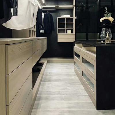 Chine Promenade adaptée aux besoins du client de contreplaqué de garde-robe de mur dans la garde-robe de chambre à coucher de cabinet moderne à vendre