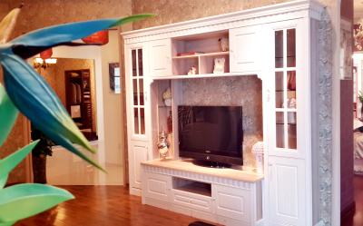 Cina Il supporto di legno bianco della TV con la vetrina, angolo di vetro TV della porta sta in vendita