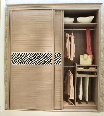 China Armario Louvered del guardarropa del dormitorio del modelo de la cebra con el espejo dentro en venta