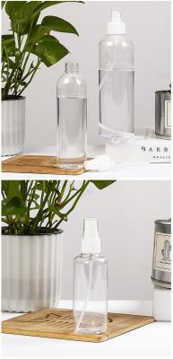 Chine Bouteille de pulvérisation en PET ronde transparente de différentes capacités pour une application sur une surface lisse à vendre