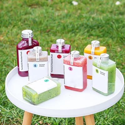 中国 冷たい飲み物用 スクロール付きのプレミアム・インソールされたプラスチック製のミルクティーボトル (500ml) 販売のため
