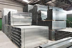 China Op maat gemaakte kabelbak van aluminiumlegering voor hoge sterkte buitentoepassingen Te koop