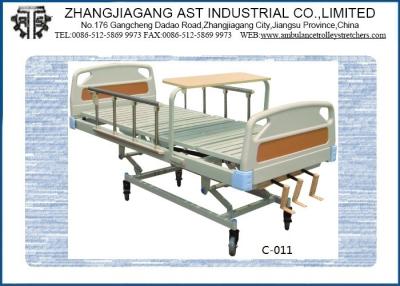 Cina Lega di alluminio a tre funzioni manuale pieghevole storta tripla del letto di ospedale con la Tabella di Dinning in vendita