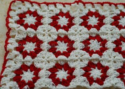 Cina E rossi bordo tricottato di Overlocking del quadrato della copertura della sedia piegato fiori bianchi in vendita