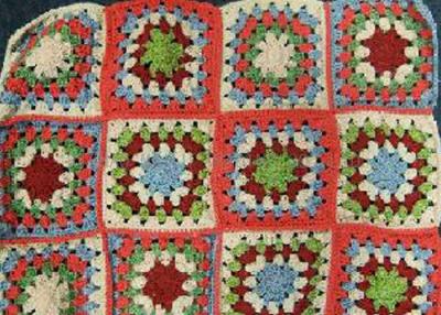 Cina Il quadrato multicolore lavora all'uncinetto la copertura che delle feci floreali fatti a mano scavano fuori piegato in vendita