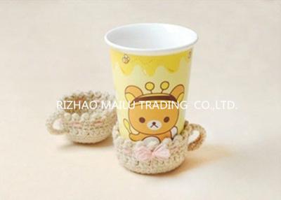 China Soporte de vaso grisáceo precioso del ganchillo de la mano con el arco y la manija rosados del cordón en venta