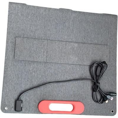 Chine Chargeur solaire pliable 4 fois déplié Taille 1670*500*5MM Taille pliée 440*500*50MM pour les voyageurs et les campeurs à vendre