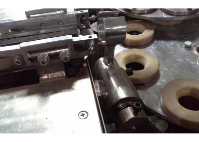 Chine Tasse de papier commercial faisant à machine le rendement élevé avec le poste de travail multi à vendre