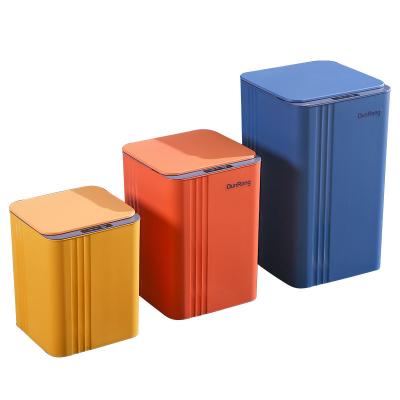 中国 Large Color Automatic Induction Smart Plastic Trash Can for Household Kitchen with Lid 販売のため