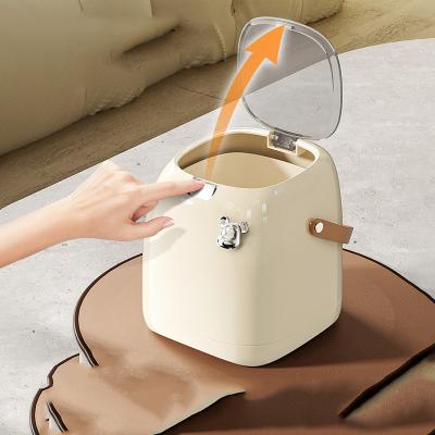 中国 Newly Designed Desktop Cute Snack Container Plastic Trash Can Waste Bin with Lid 販売のため