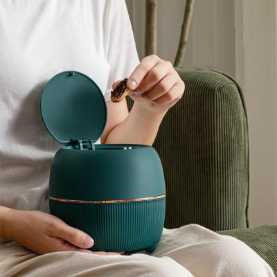 中国 Small Desktop Creative Mini Trash Can Candy Colored Desk Press Round Covered Wastebasket Storage Bin 販売のため