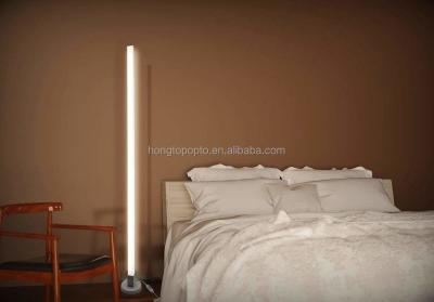 China 80lm/w Home Atmosphere Smart Led Fußbodenlampe mit USB-RGB-Farbänder und IR-Controller zu verkaufen