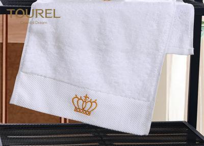 Cina Tocco morbido stabilito 100% dell'asciugamano dell'hotel del bagno del cotone 200-600gsm con il logo dorato in vendita