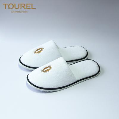 Chine La broderie cinq étoiles d'orteil des pantoufles jetables étroites IHG d'hôtel a adapté le logo aux besoins du client à vendre