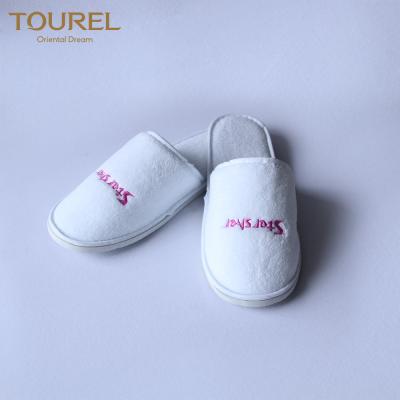 Chine Les pantoufles d'hôtel ont clôturé la qualité cinq étoiles d'ouatine de corail blanche jetable d'orteil à vendre