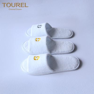 Chine Ouvrez le blanc de pantoufles d'hôtel d'orteil 100 paires de vente chaude adaptée aux besoins du client de logo en Amazone R-U à vendre