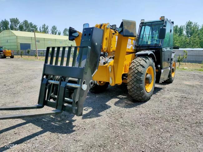 telescopic forklift 2.jpg