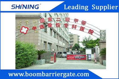 Cina 3.7m / portoni automatici della barriera della strada privata di 4.2m con la striscia del LED per il parcheggio dell'automobile in vendita