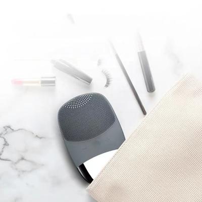 Chine Chargement USB IPX7 imperméable à l'eau silicone électrique brosse à nettoyer le visage pour la zone cible du visage à vendre