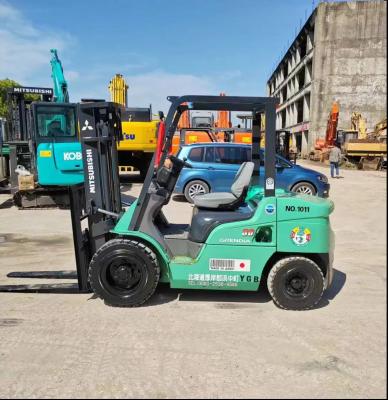 Cina 3 Ton Diesel Used Mitsubishi FD30NT Forklift Original in vendita