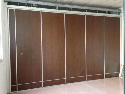 Chine Séparations mobiles de mur de Hall de banquet, surface de mélamine glissant le diviseur de pièce acoustique à vendre
