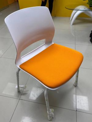 Chine Le multiple ergonomique de chaise de bureau d'EBUNGE colore la chaise empilable de visiteur d'invité de bureau pour le lieu de réunion à vendre