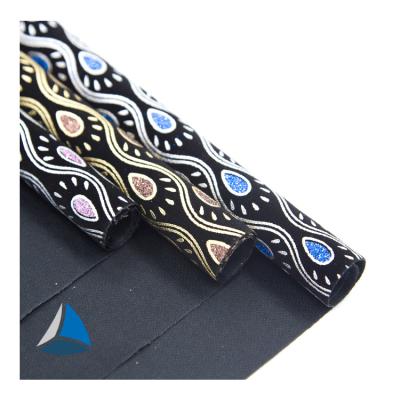 Cina Popular Abrasion-Resistant Shiny Chunky Glitter Fabric PU Foiled Leather For Shoes in vendita