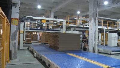 Κίνα Καλάθι 220v 1600mm πνευματικός γραμμών παραγωγής ζαρωμένου χαρτονιού Drive προς πώληση