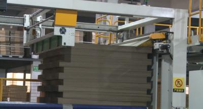 Κίνα Καλάθι 220v 1600mm πνευματικός γραμμών παραγωγής ζαρωμένου χαρτονιού Drive προς πώληση
